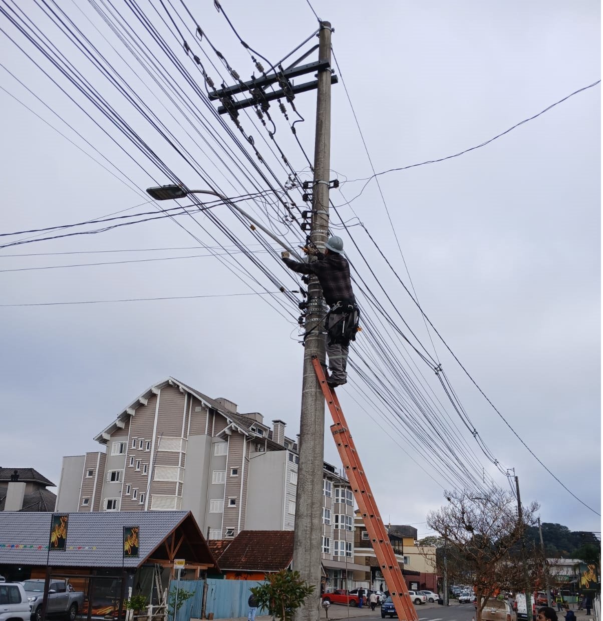Operação Poste Limpo retira mais uma tonelada de fios inativos do ...
